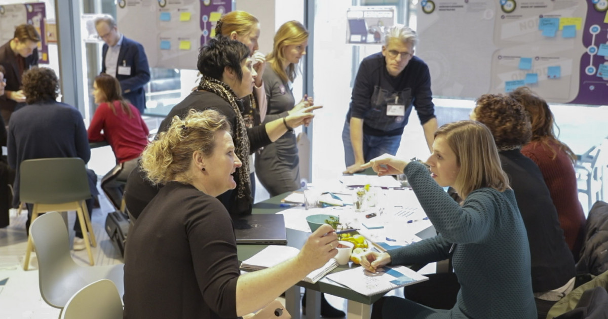 Werk in de zorg laat zich niet vangen in regels en protocollen ...